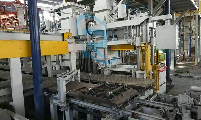 Flaskless molding machine