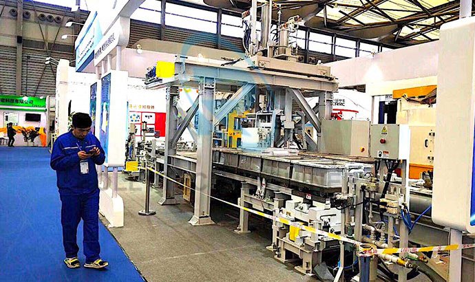 Flaskless molding machine